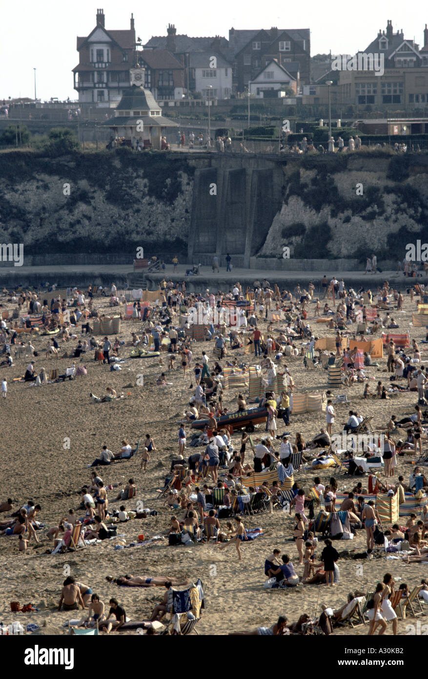 British beach scene bucket and spade hi-res stock photography and ...
