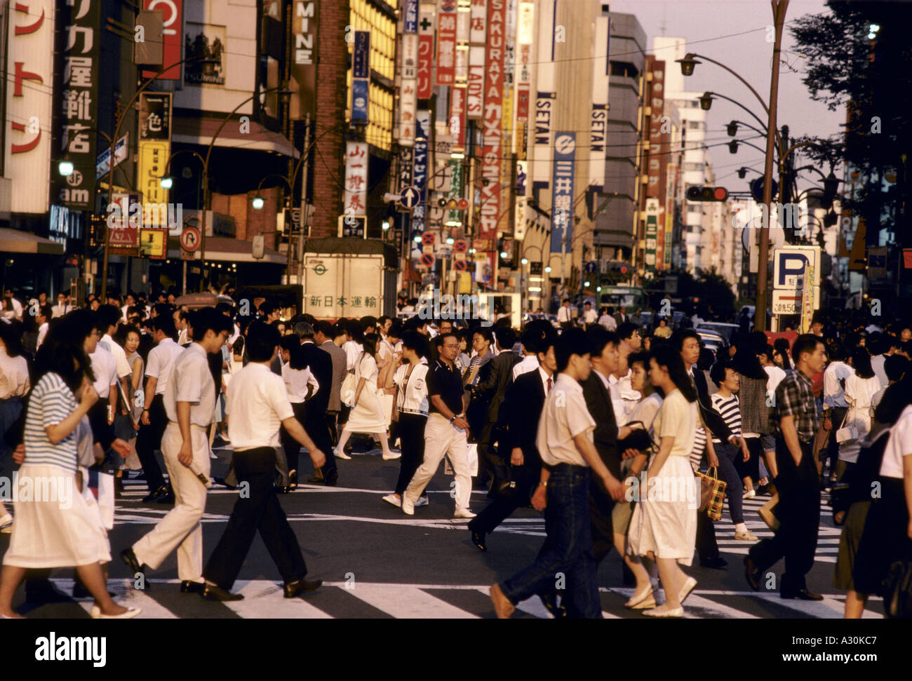 Crowd japan hi-res stock photography and images - Alamy