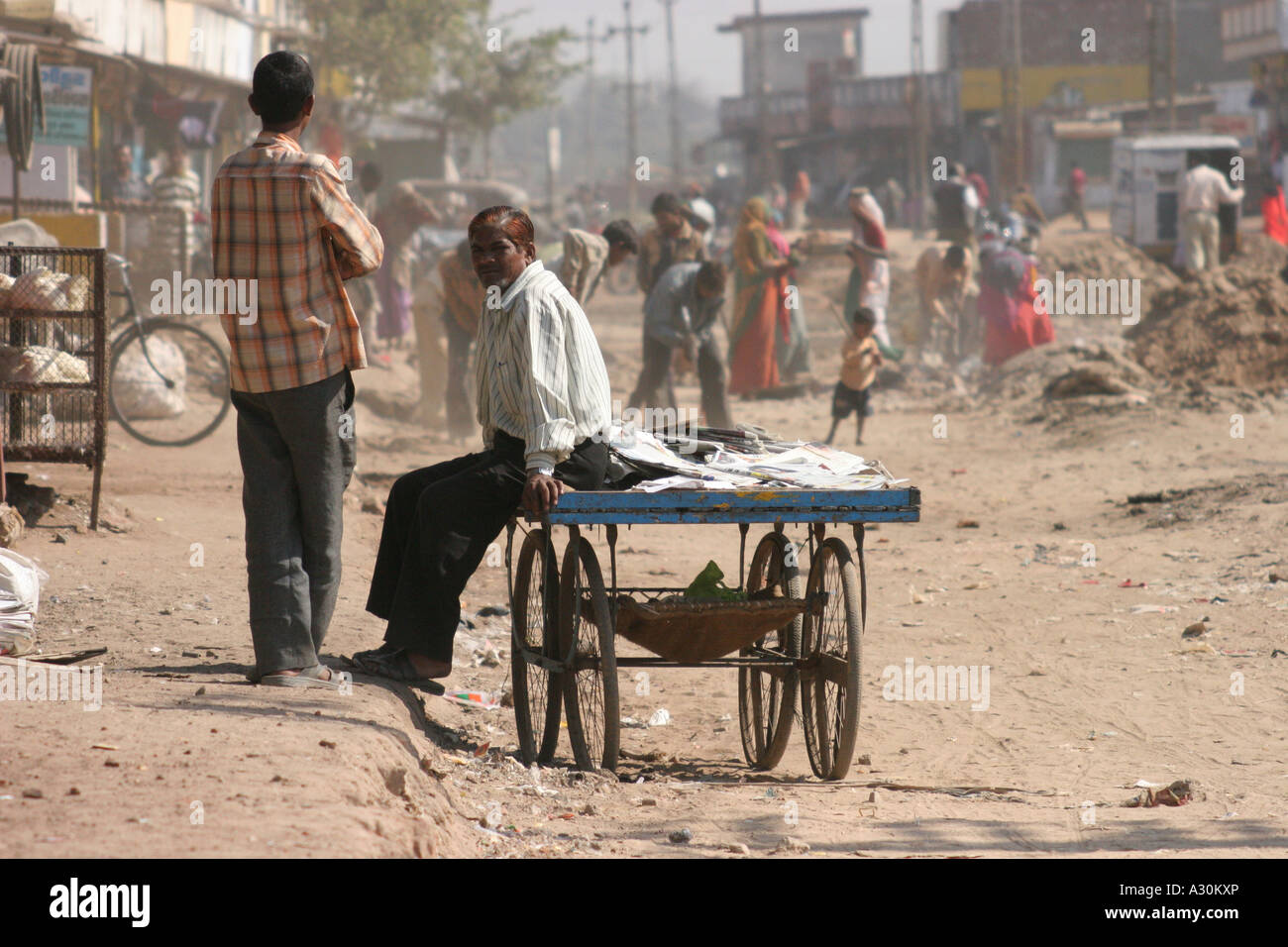 Dusty indian street hi-res stock photography and images - Alamy