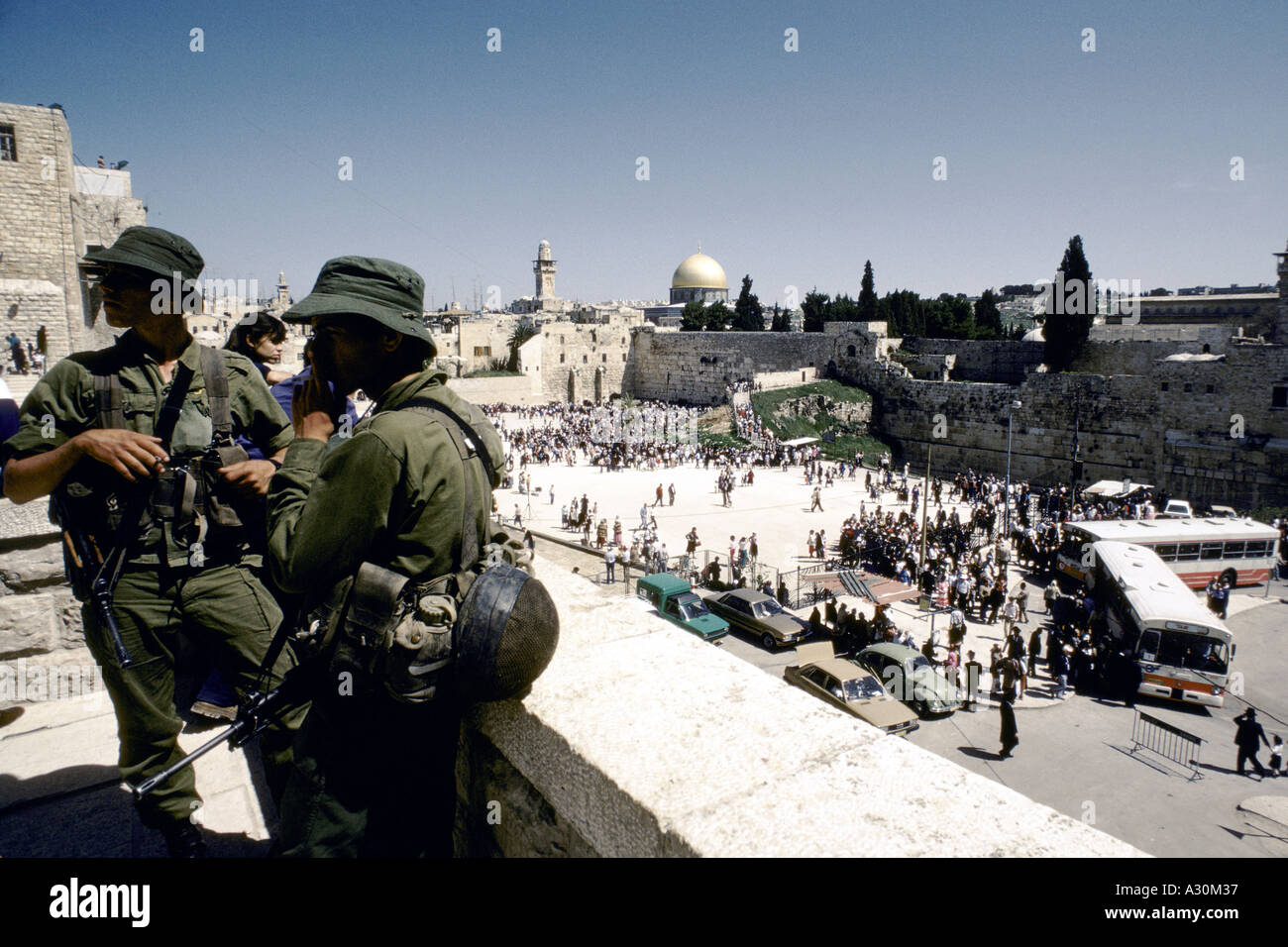 soldiers in old jerusalem israel Stock Photo - Alamy