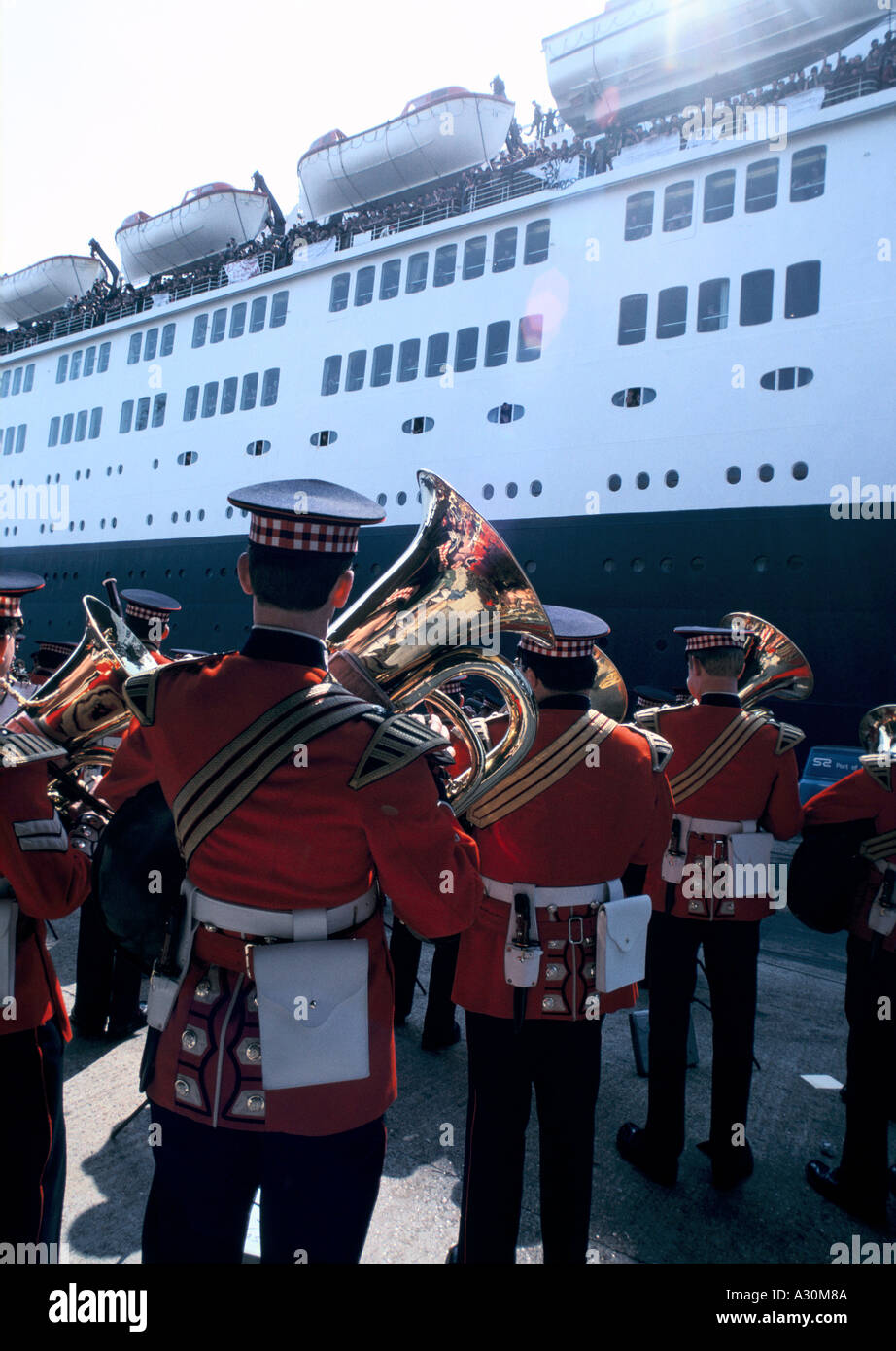 Qe2 hi-res stock photography and images - Alamy