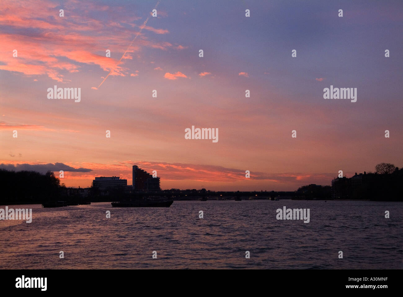 London river sunset hi-res stock photography and images - Alamy