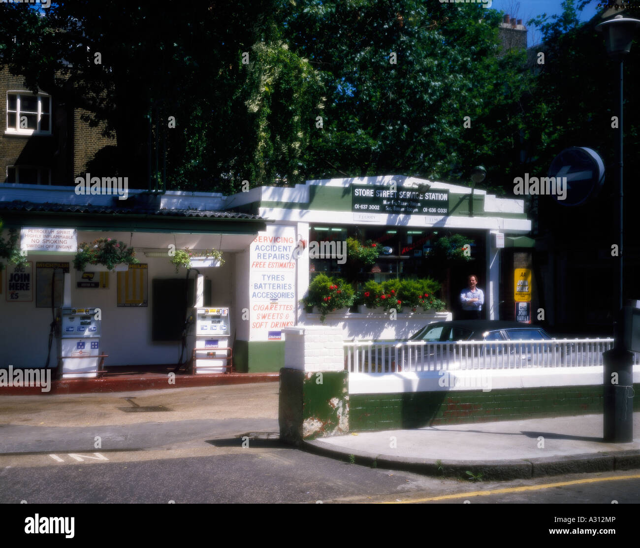 Garage 1930s hi-res stock photography and images - Alamy