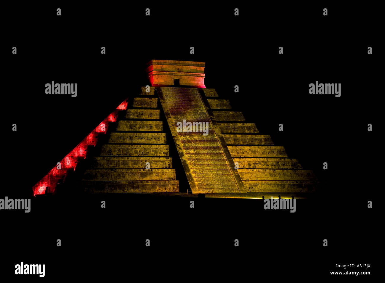 Mayan pyramid at chichen itza at night hi-res stock photography and ...