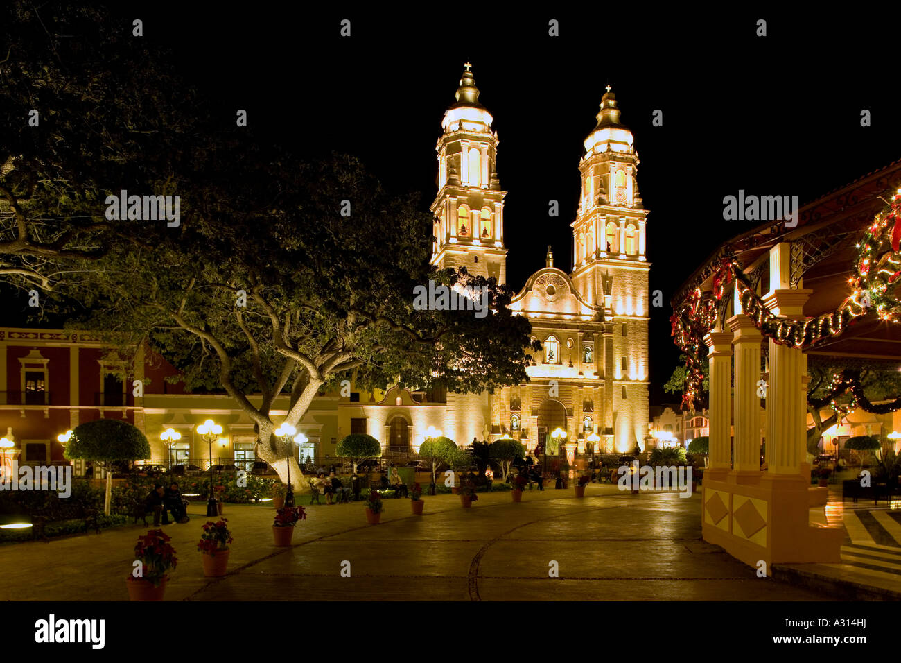 The Parque Principal Main Square and Cathedral at night in Campeche ...