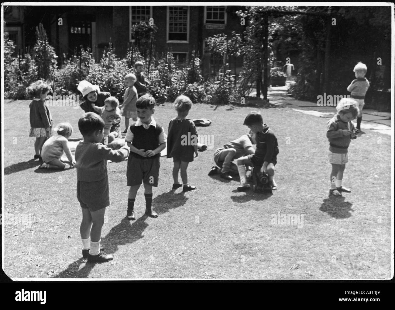 World war two evacuation children hi-res stock photography and images ...