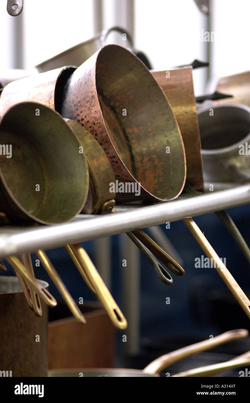 Copper pots and pans hi-res stock photography and images - Alamy