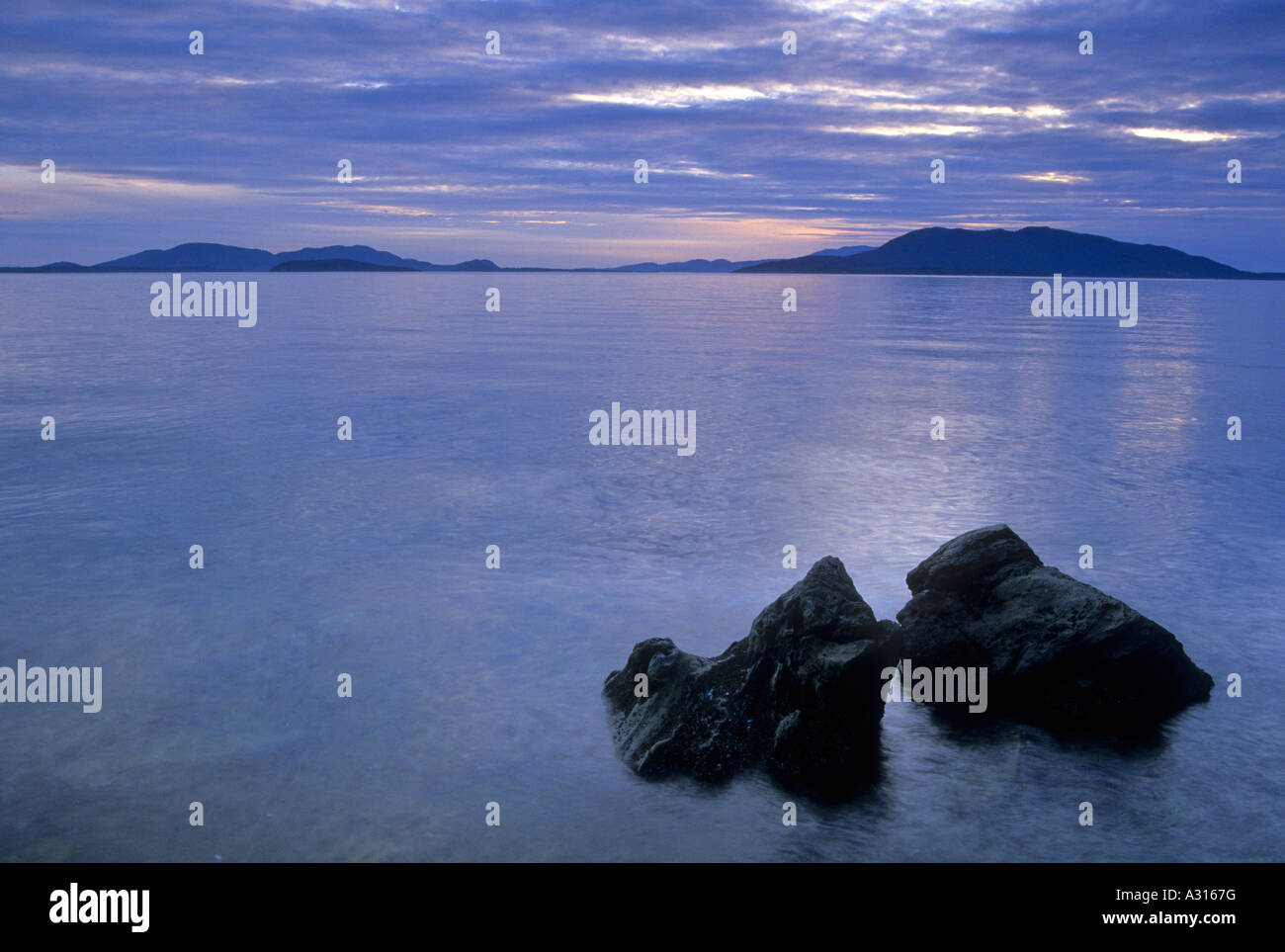 Sunset over Samish Bay in Larrabee State Park, Washington, USA Stock ...