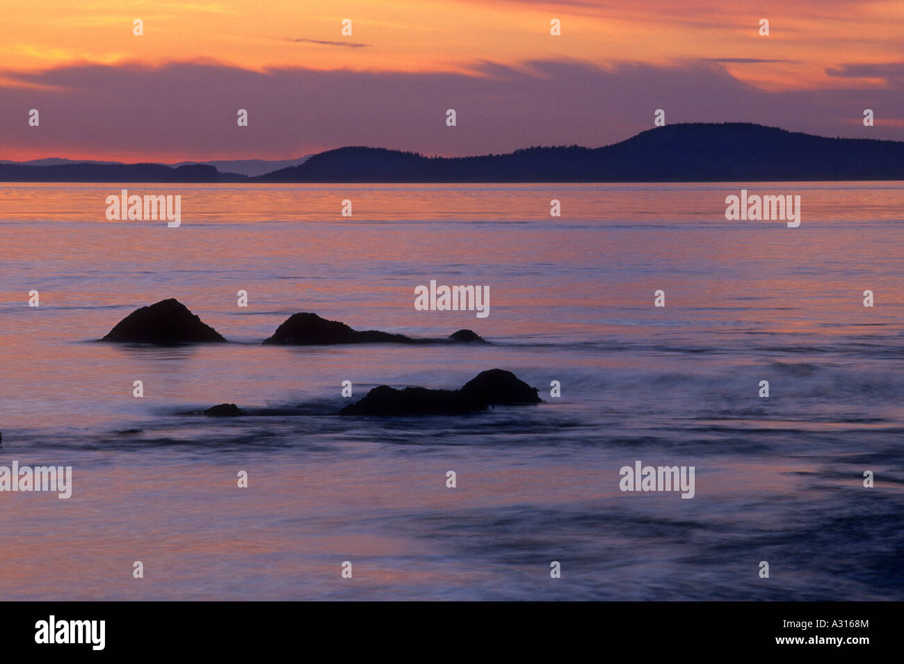 Sunset over Samish Bay at Clayton Beach in Larrabee State Park ...
