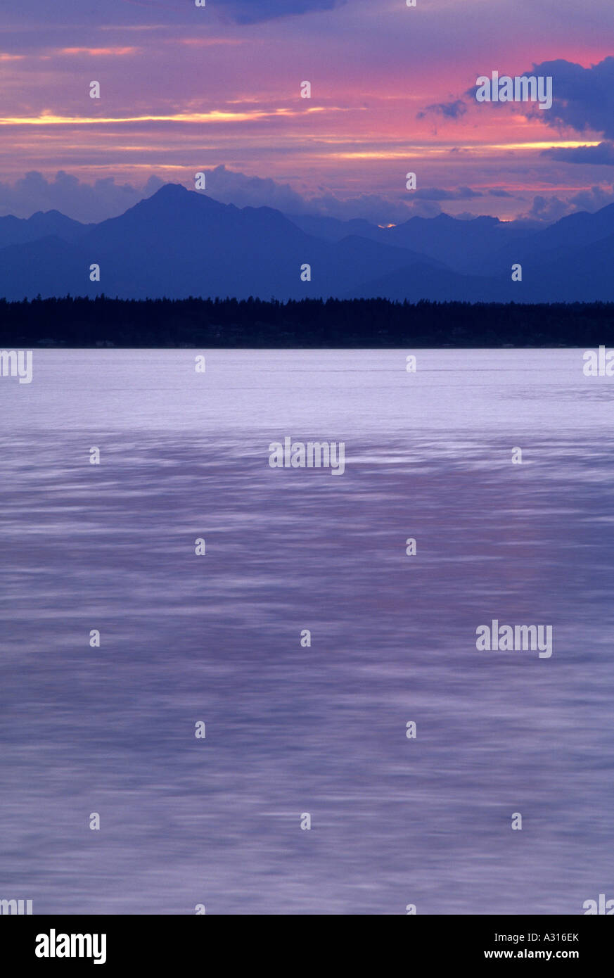 Sunset over Puget Sound and the Olympic Mountain Range at Golden ...