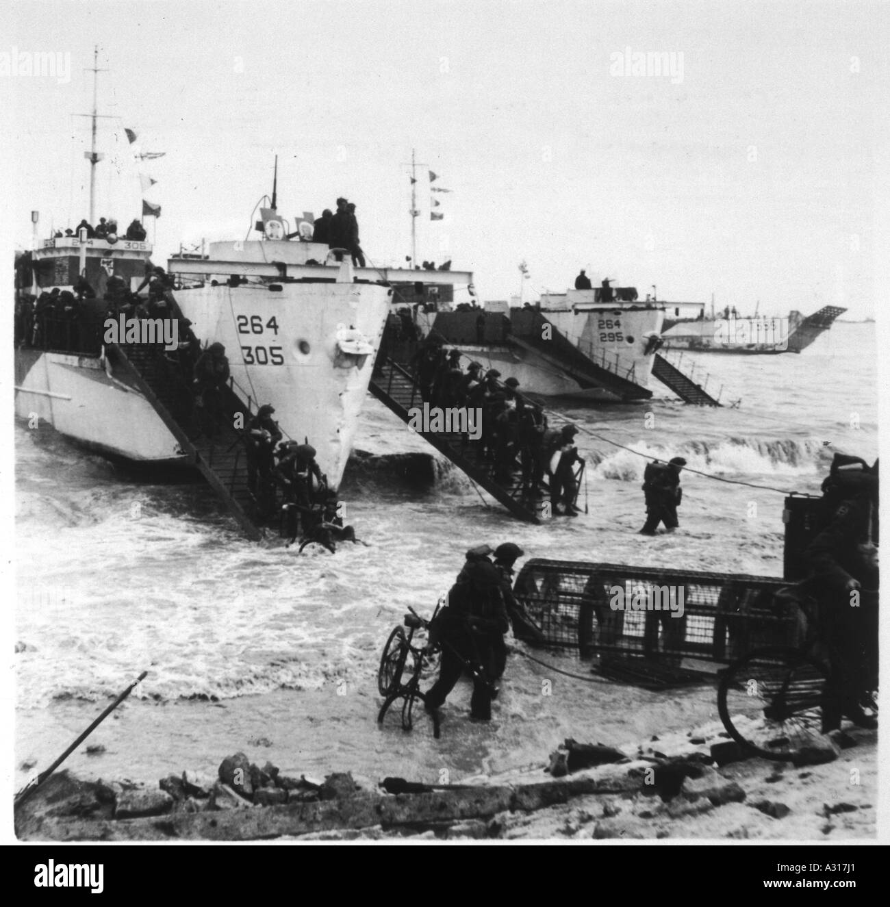 Allied troops at normandy Black and White Stock Photos & Images - Alamy