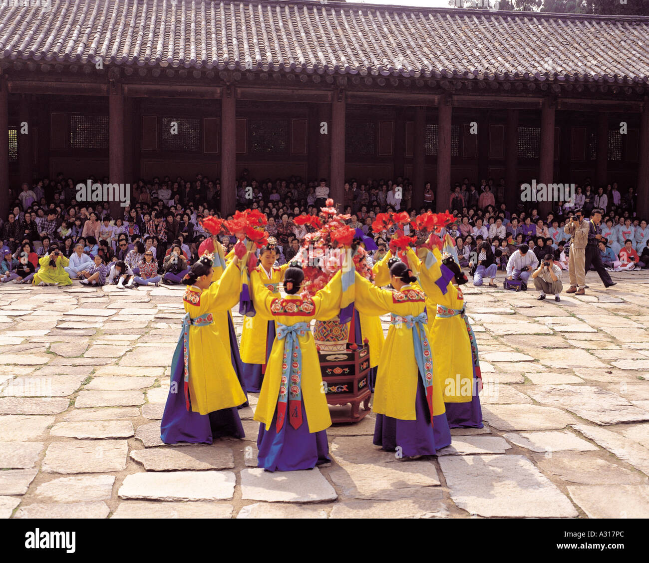 Hanbok dance hi-res stock photography and images - Alamy
