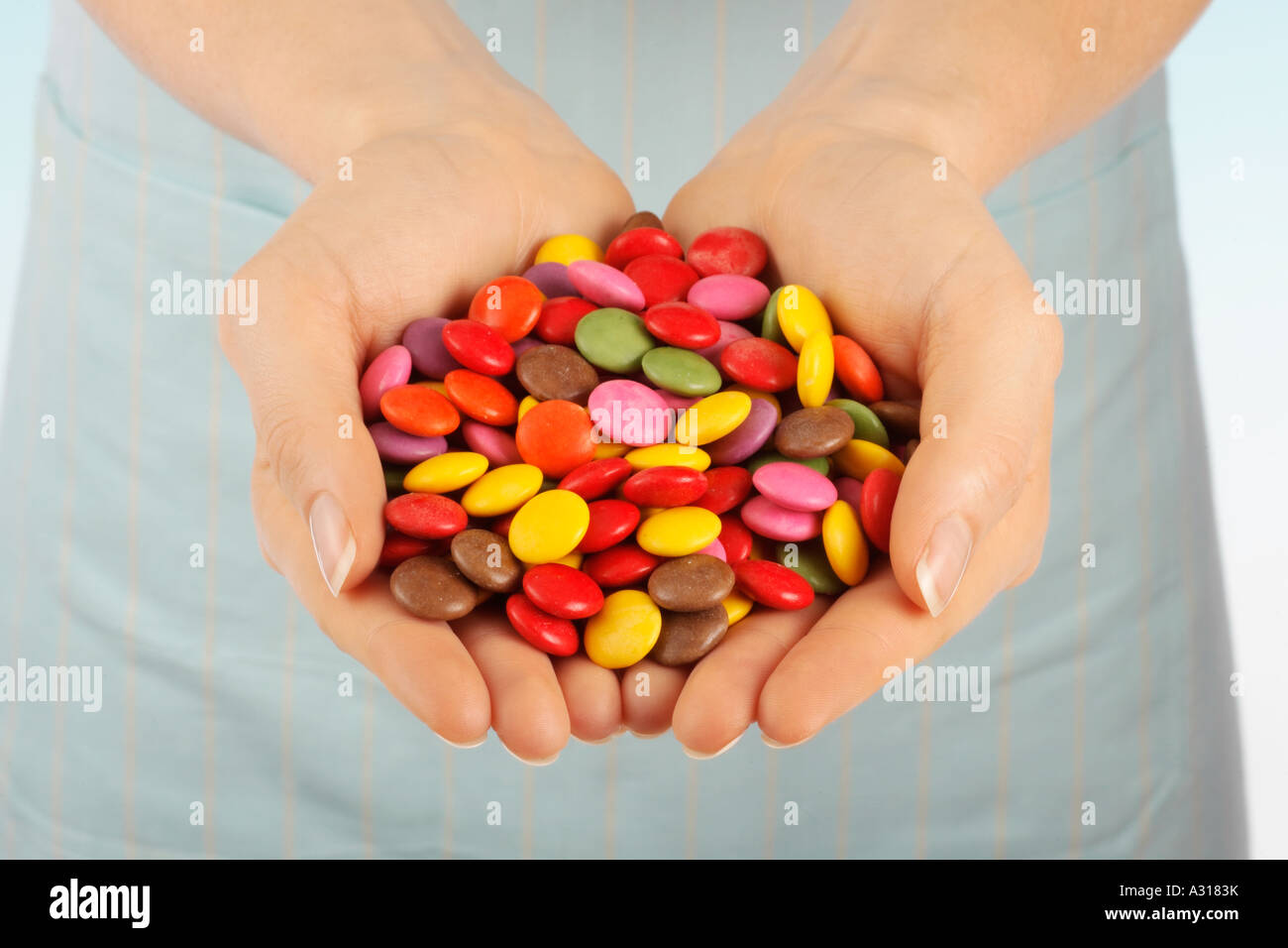 WOMAN HOLDING SMARTIES / M&M'S Stock Photo - Alamy