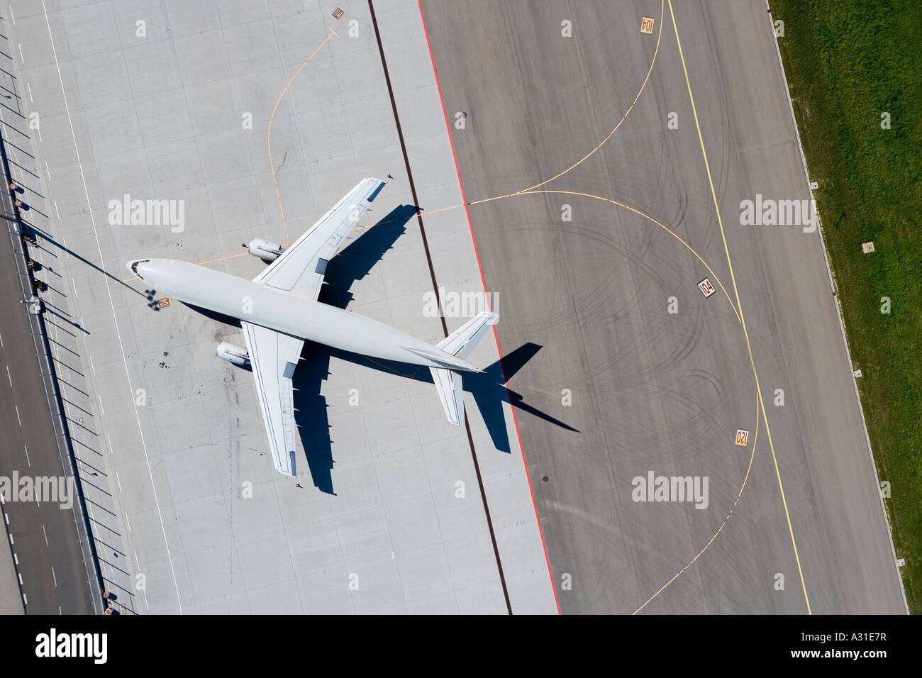 Airplane on tarmac at an airport Stock Photo - Alamy