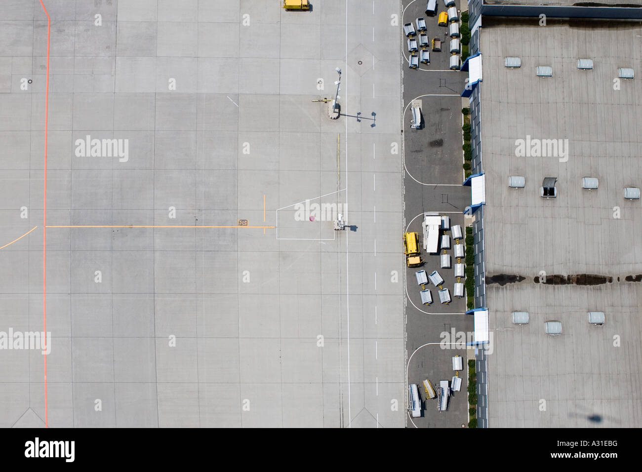 Luggage carts hi-res stock photography and images - Alamy