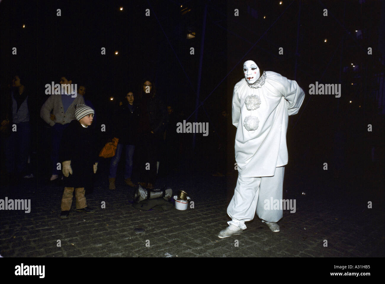 Paris street performers hi-res stock photography and images - Alamy