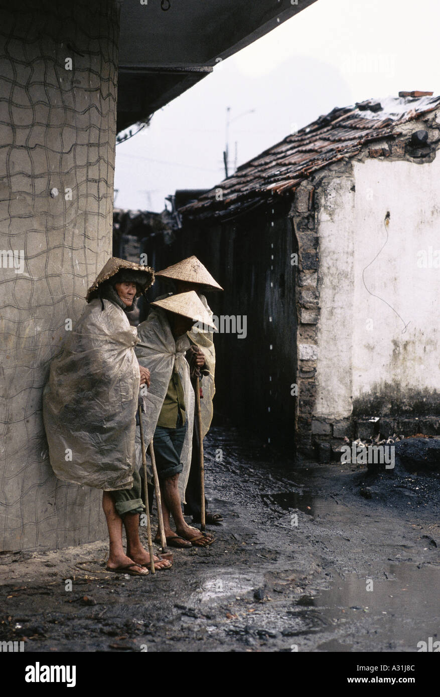coal mining vietnam workers at the mine in campha Stock Photo - Alamy