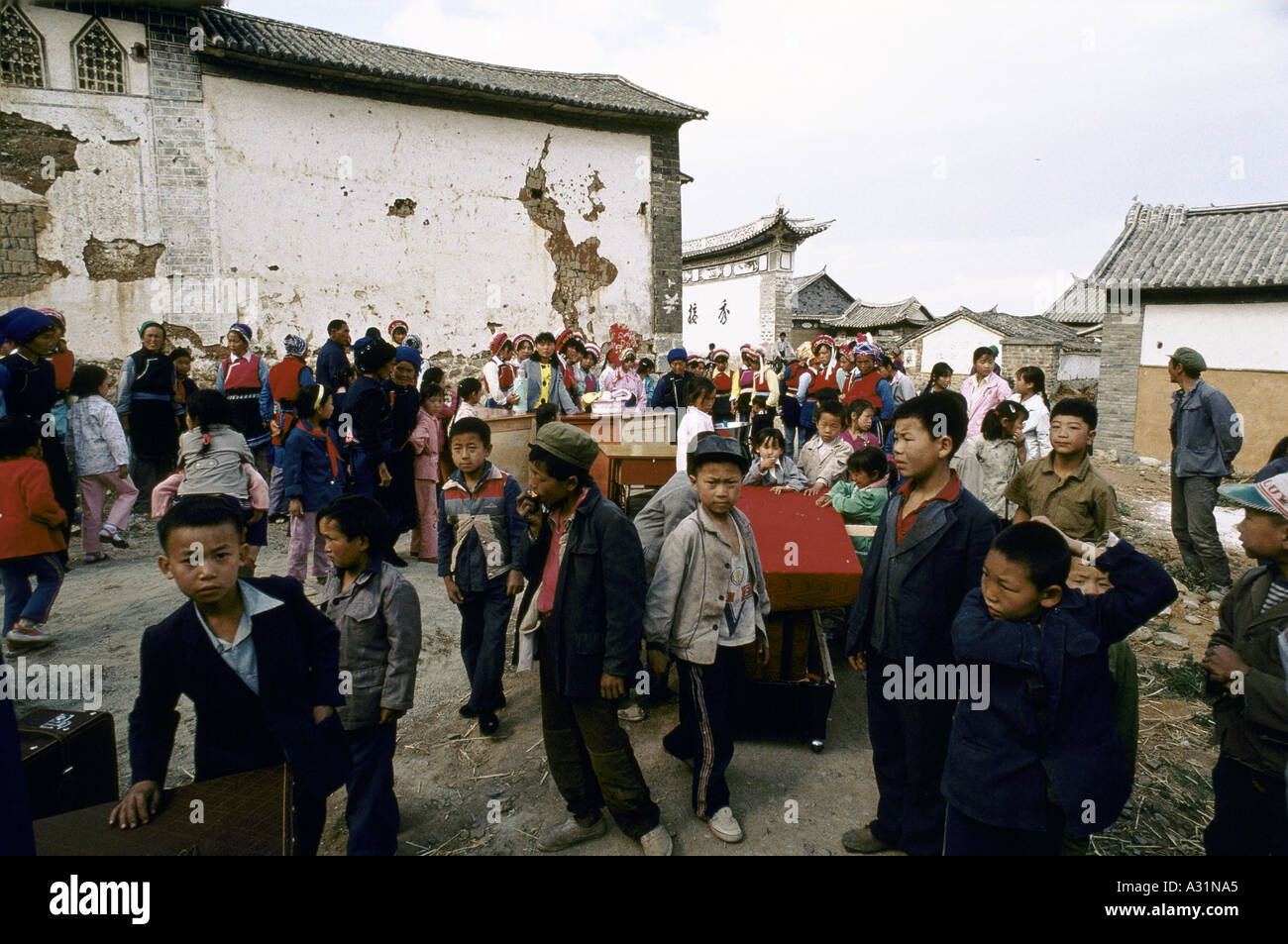 Crowds gathered outside hi-res stock photography and images - Alamy