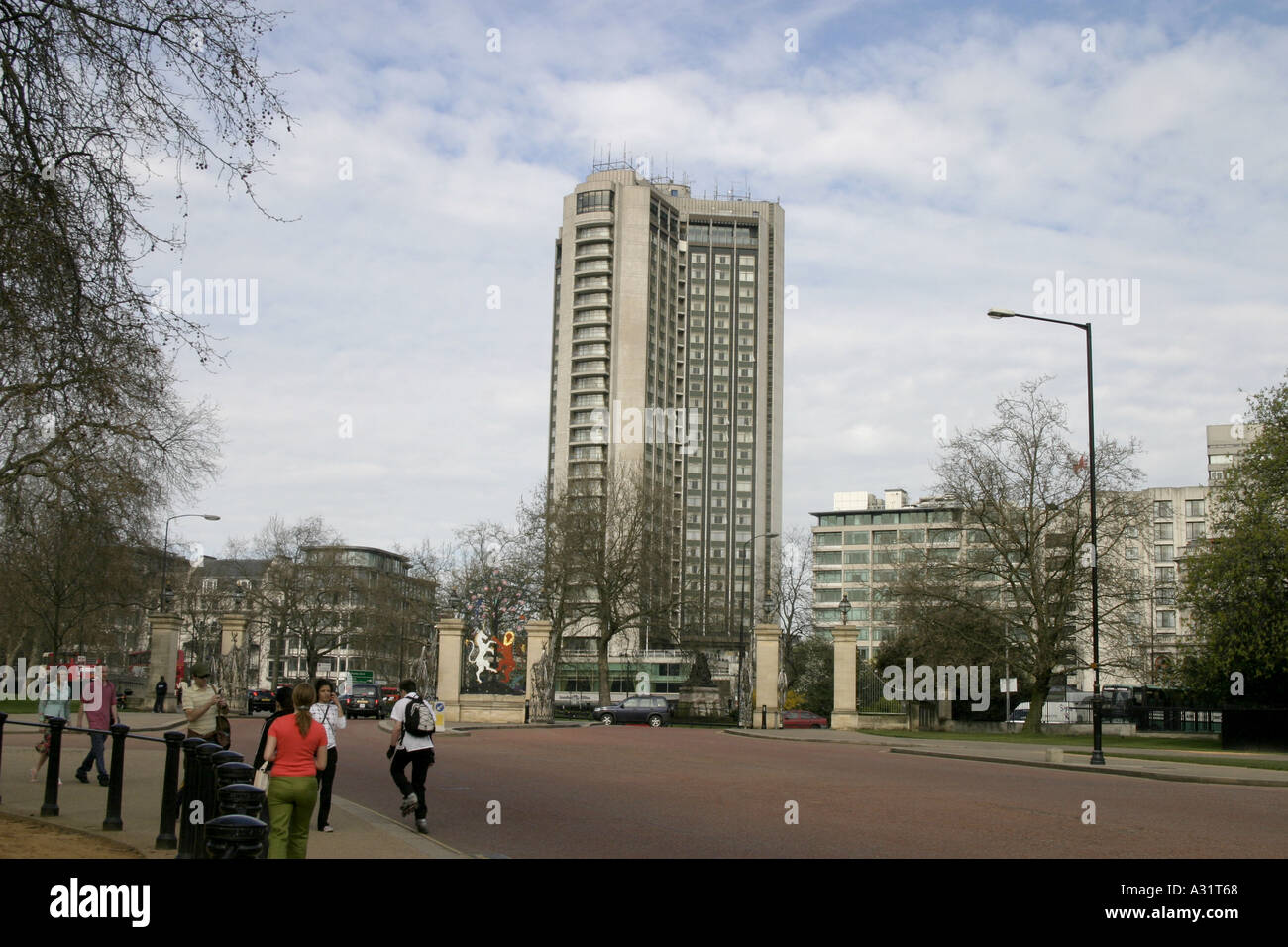 London hilton park lane exterior hi-res stock photography and images ...