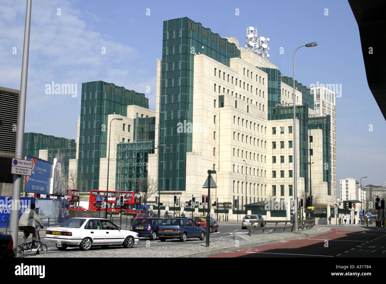Mi6 building bus hi-res stock photography and images - Alamy