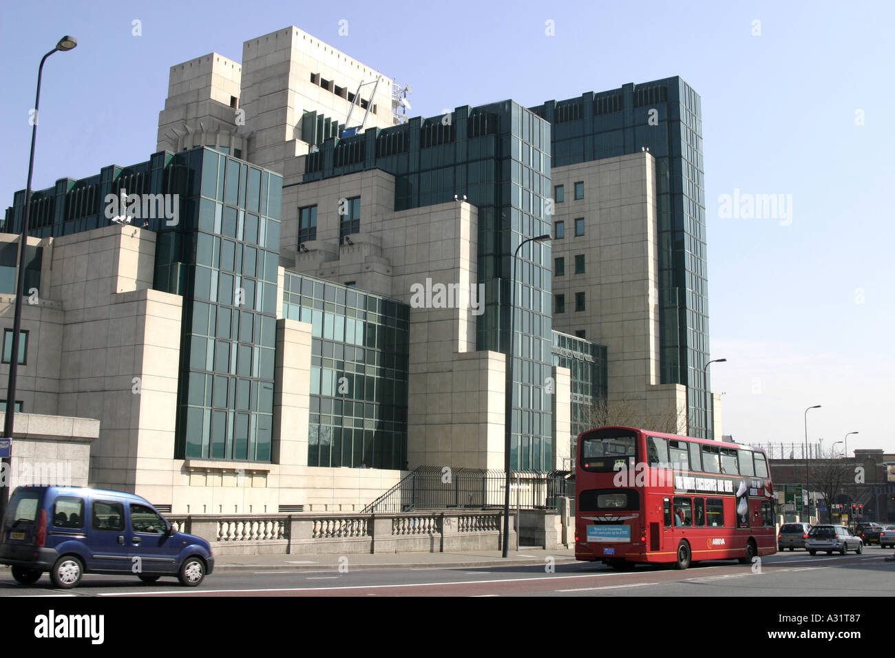 Mi6 building bus hi-res stock photography and images - Alamy