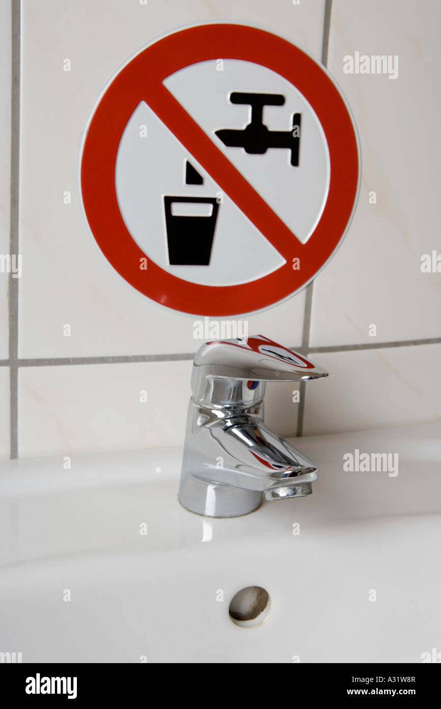 Do Not Drink Water sign above sink Stock Photo - Alamy