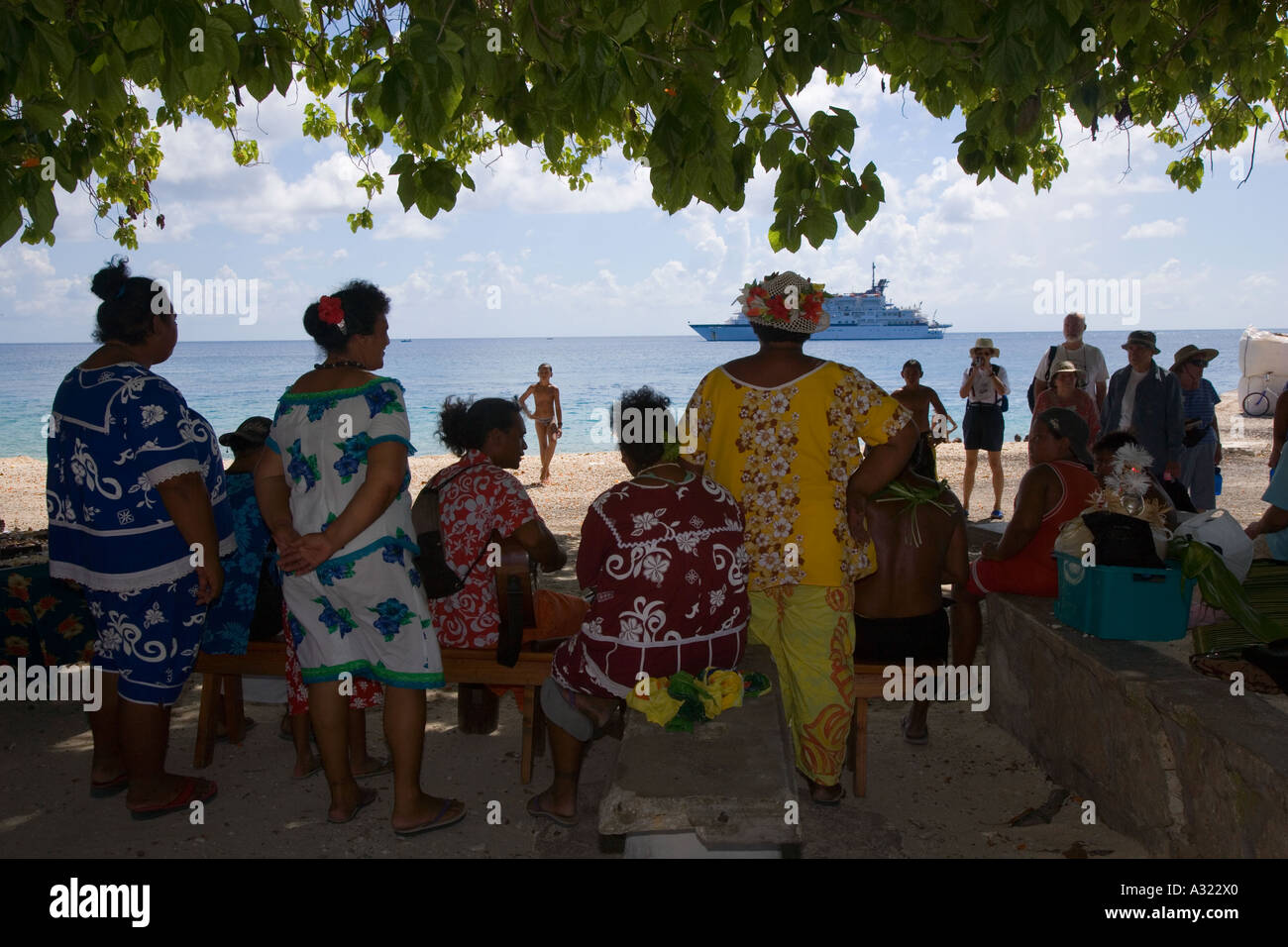 Welcome ceremony Polynesian dancer Tiputa Rangiroa Tuamotu Islands ...