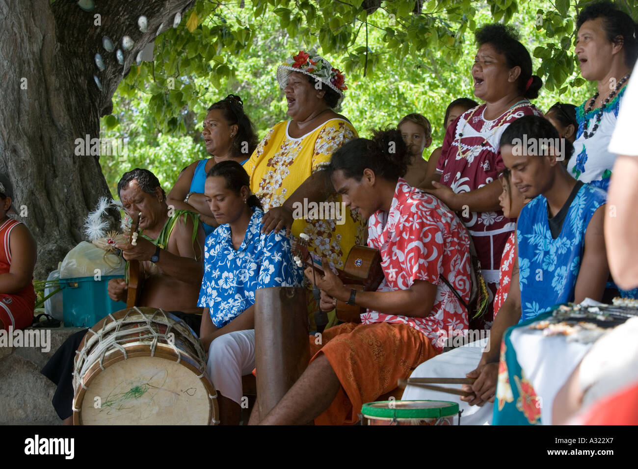 Welcome ceremony Polynesian dancer Tiputa Rangiroa Tuamotu Islands ...