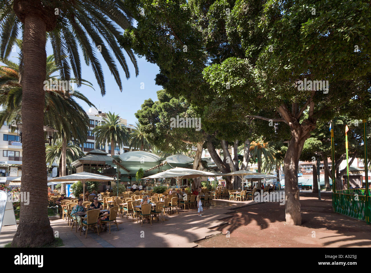 Pavement cafe (Cafe Dinamico) in the Plaza del Charco (Main Square ...
