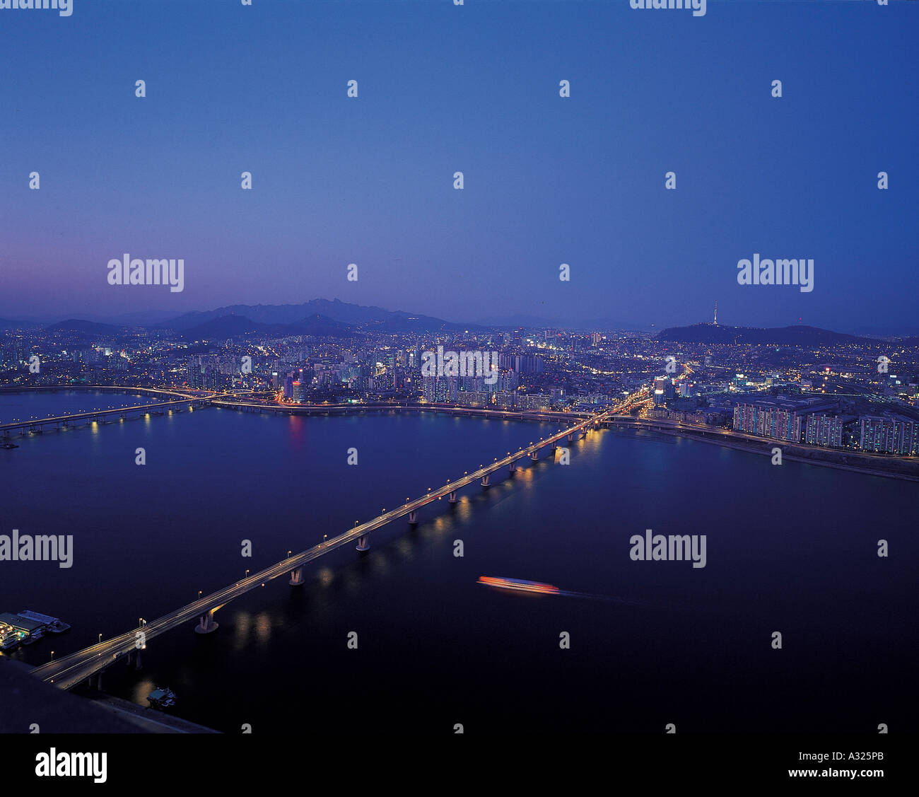 Bridges over the Han River glittering at night Stock Photo - Alamy