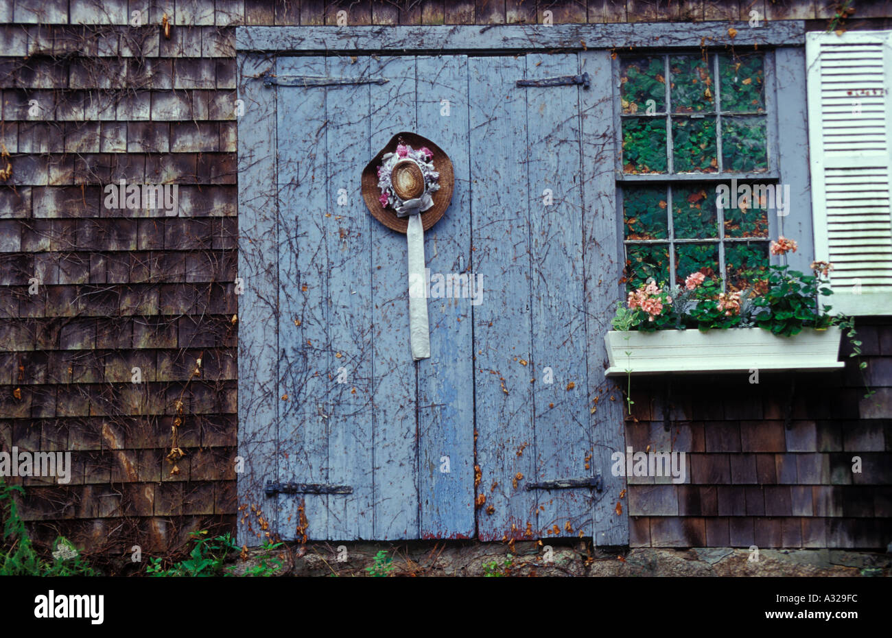 Straw hat on barn hi-res stock photography and images - Alamy