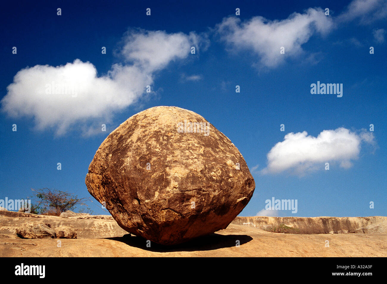 Krishnas Butterball, Krishna's Butter Ball, gigantic balancing rock ...
