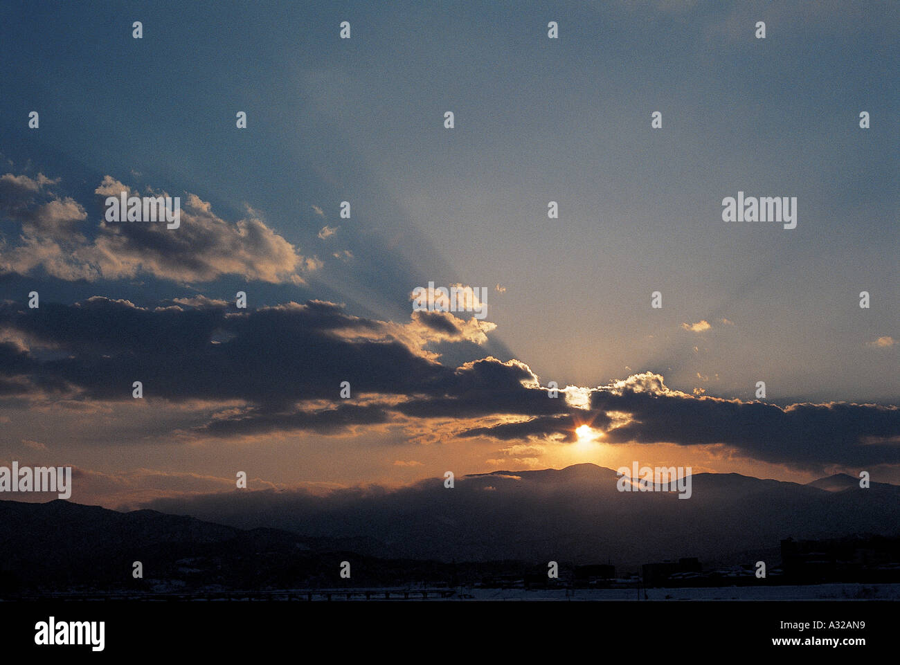 Sun rays shining through clouds Stock Photo - Alamy