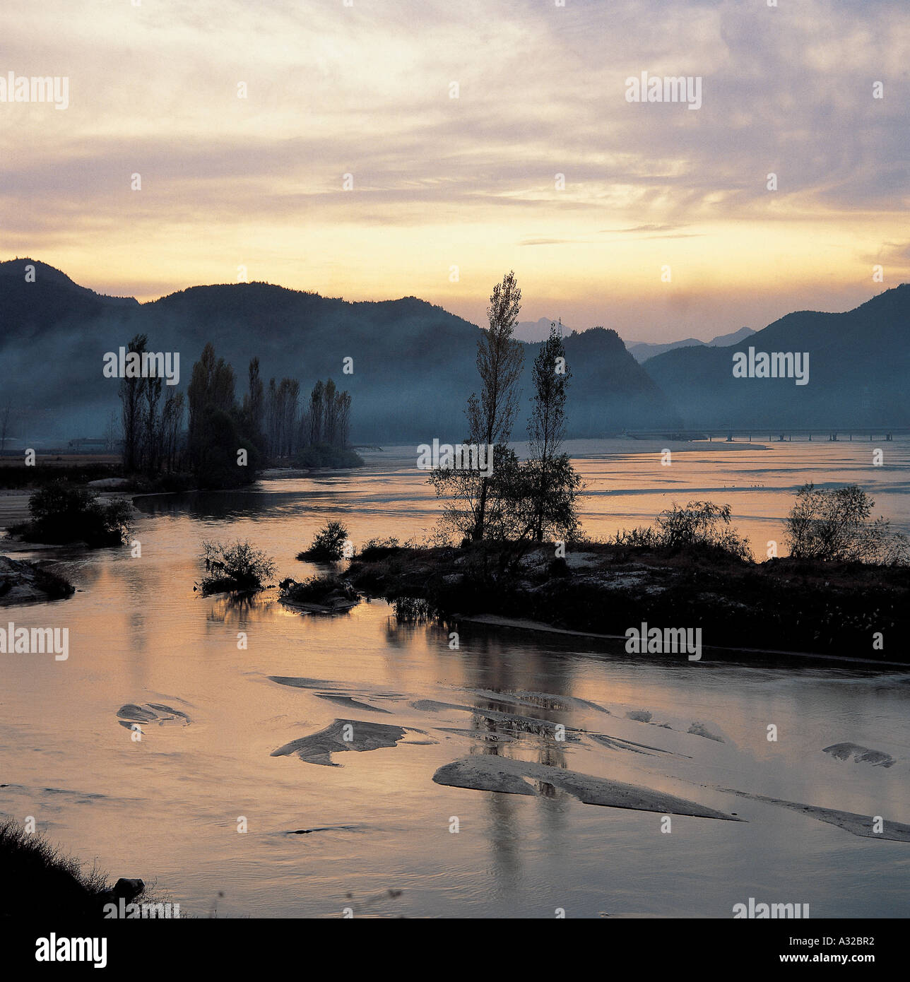Calm riverside setting hi-res stock photography and images - Alamy