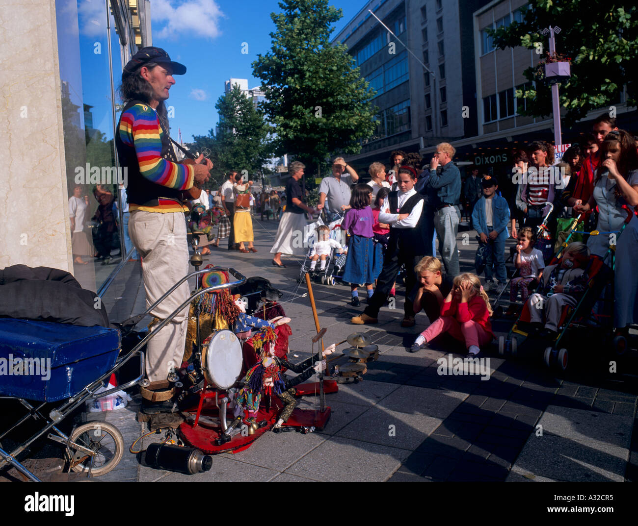 Street busker called Jolly Jack playing mandolin for crowd in Oxford ...