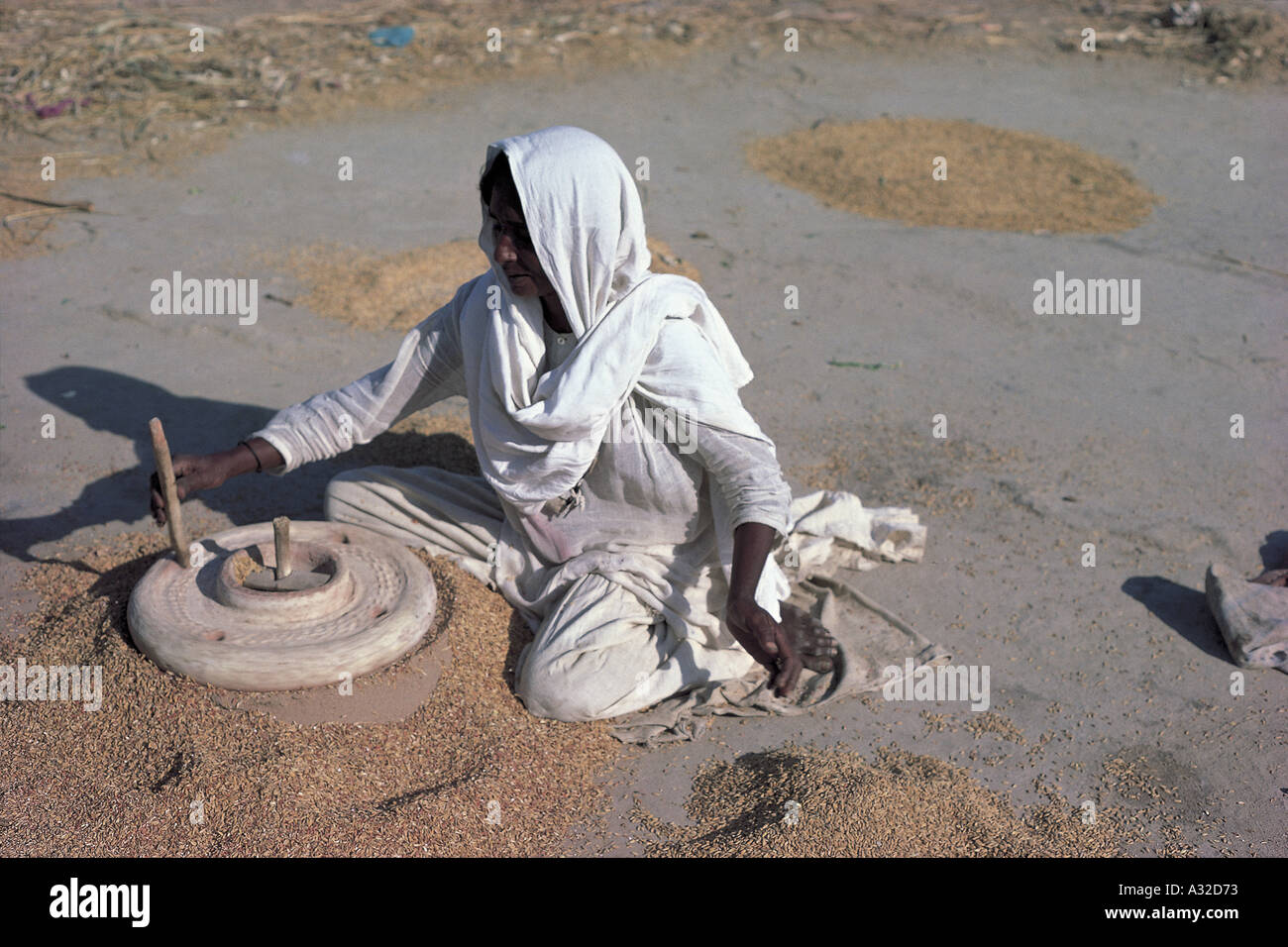 Women Grinding India High Resolution Stock Photography and Images - Alamy