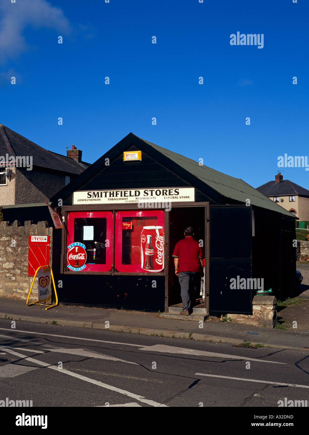 Old fashioned corner shop hi-res stock photography and images - Alamy
