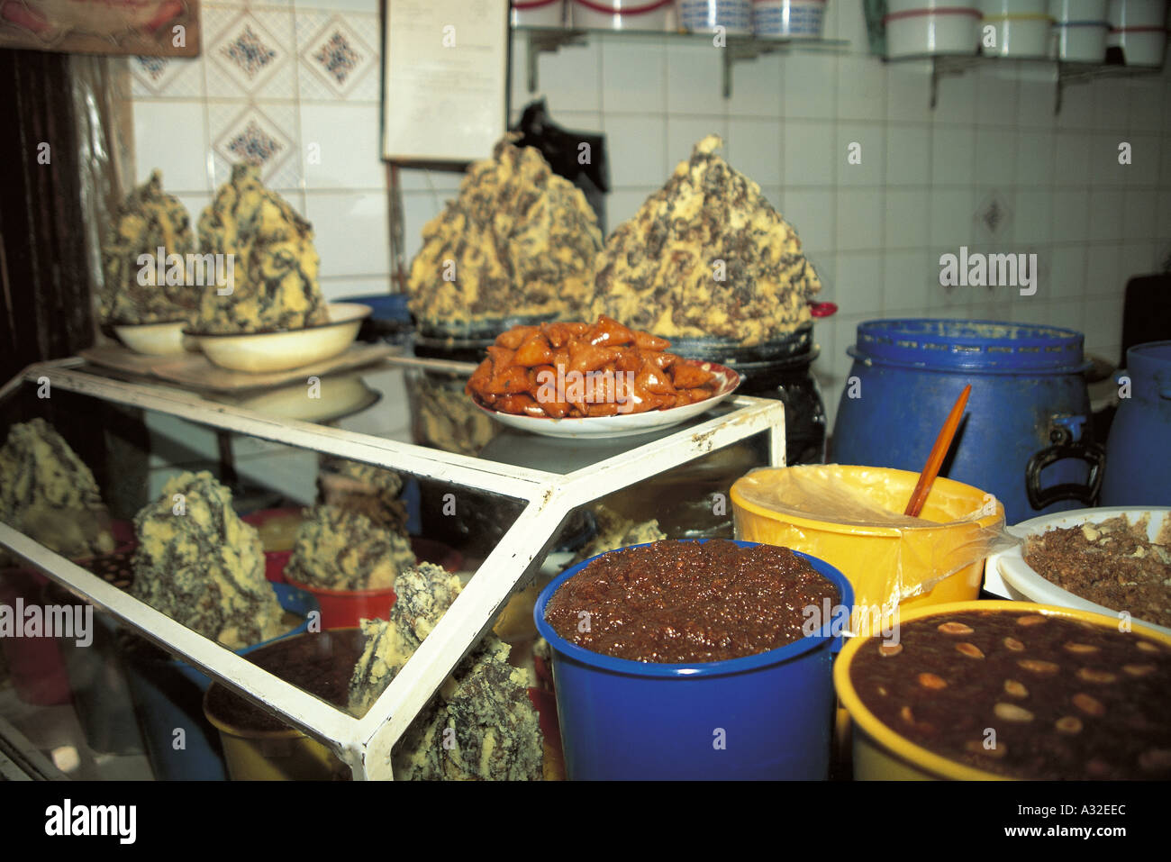Shop selling traditional foods used in Moroccan cooking, Fez Stock ...