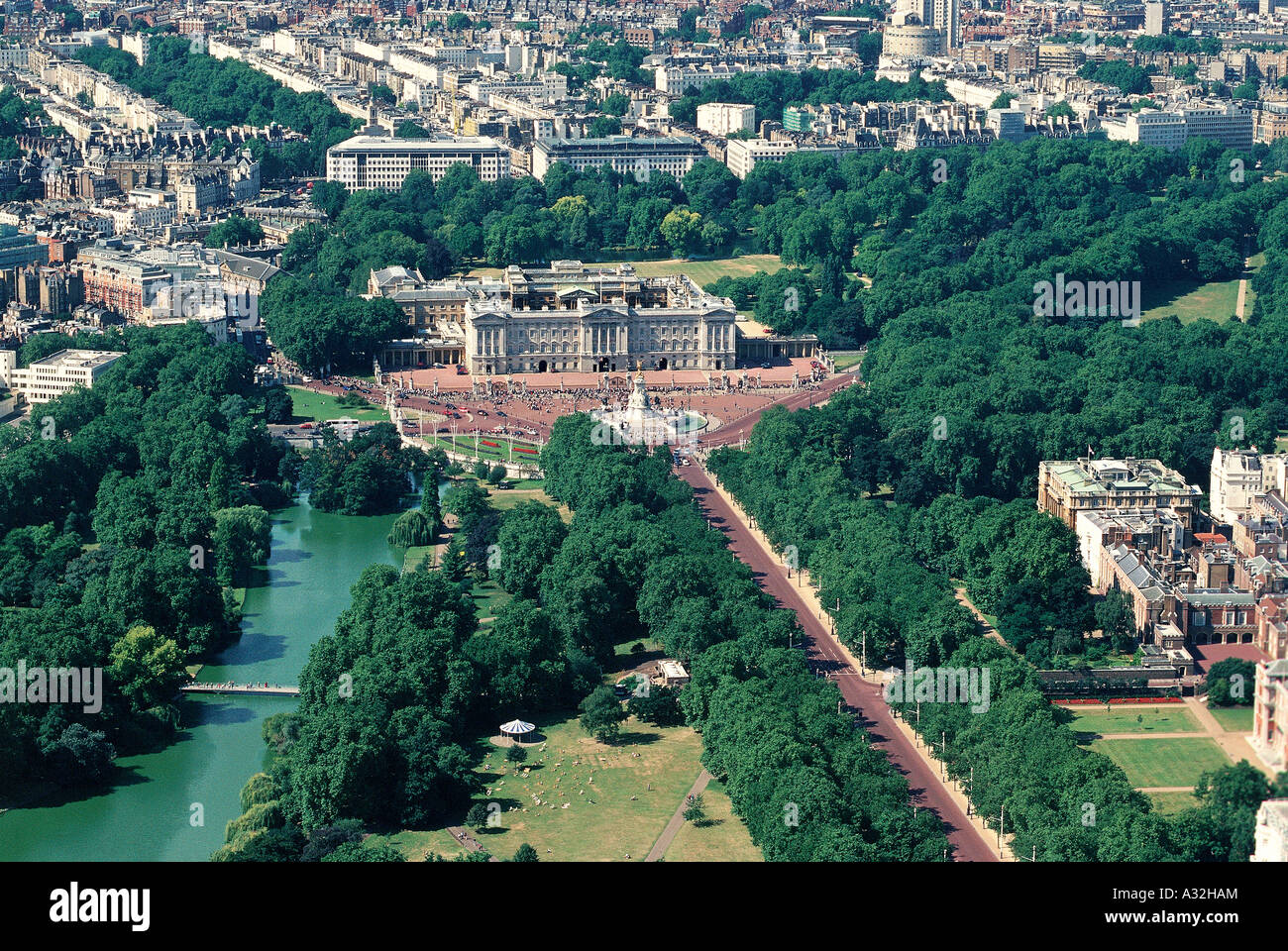 Aerial of buckingham palace hi-res stock photography and images - Alamy
