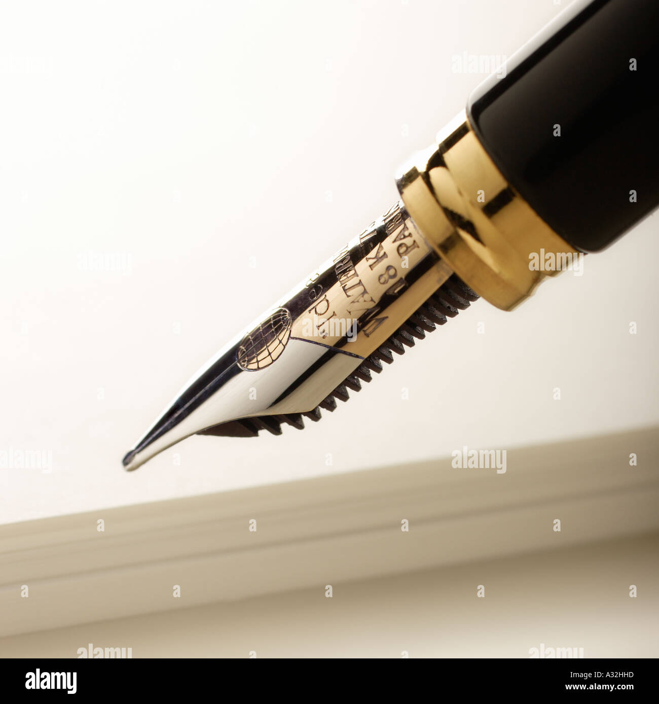 Hand piece of paper fountain pen hi-res stock photography and images ...