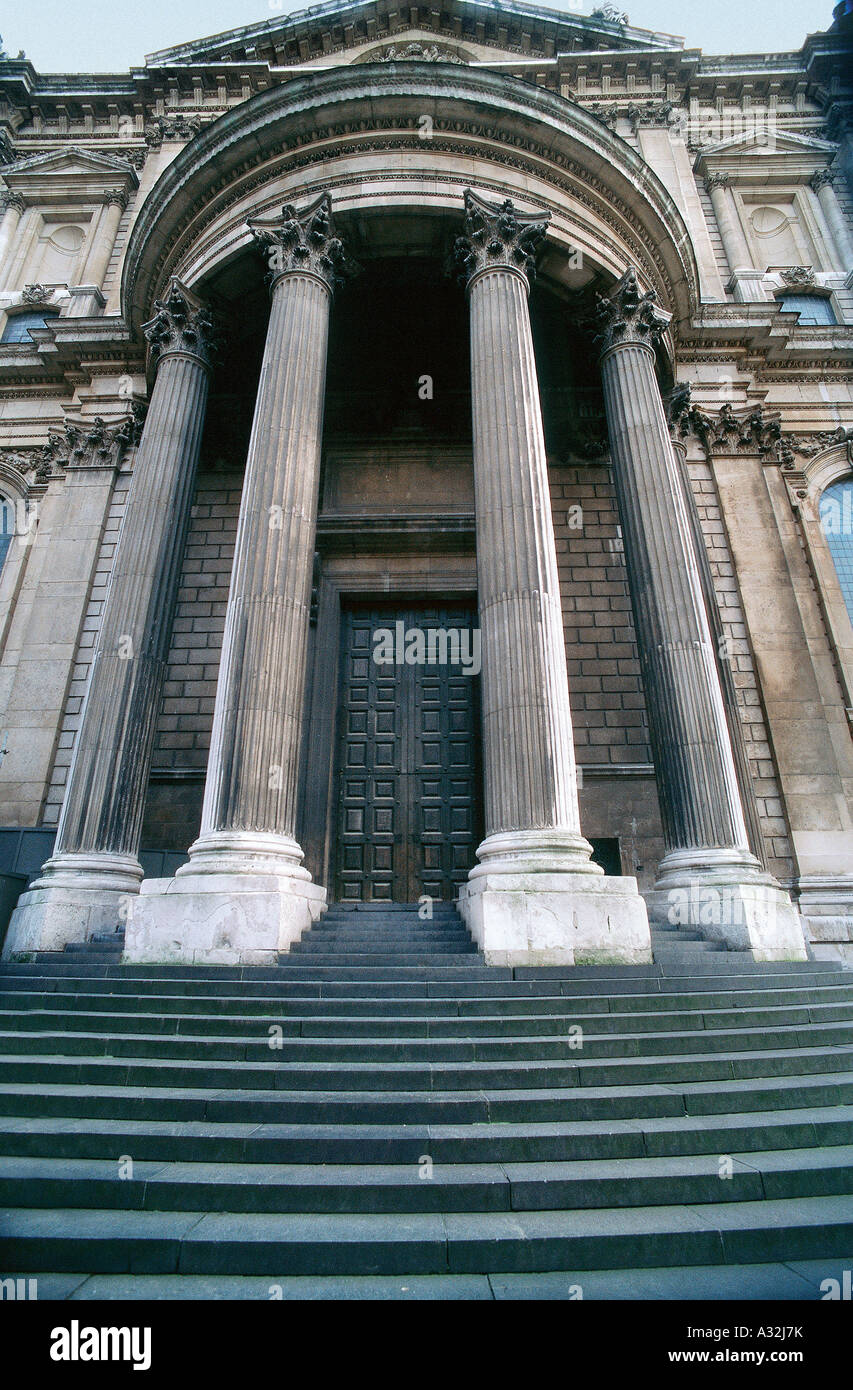 St pauls cathedral entrance steps hi-res stock photography and images ...