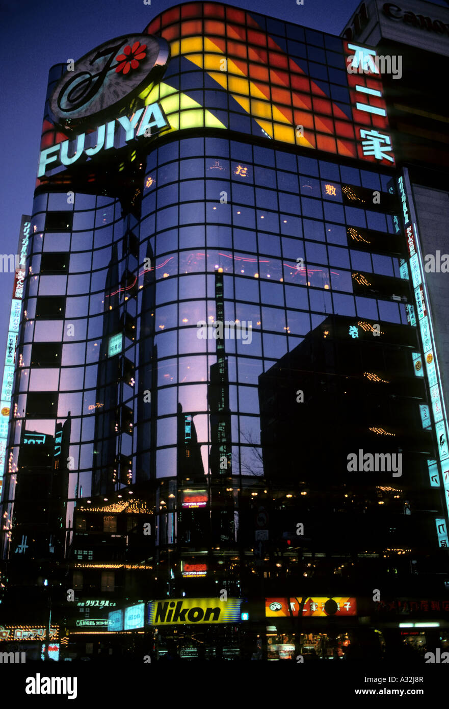 Lights tokyo night street vertical hi-res stock photography and images ...
