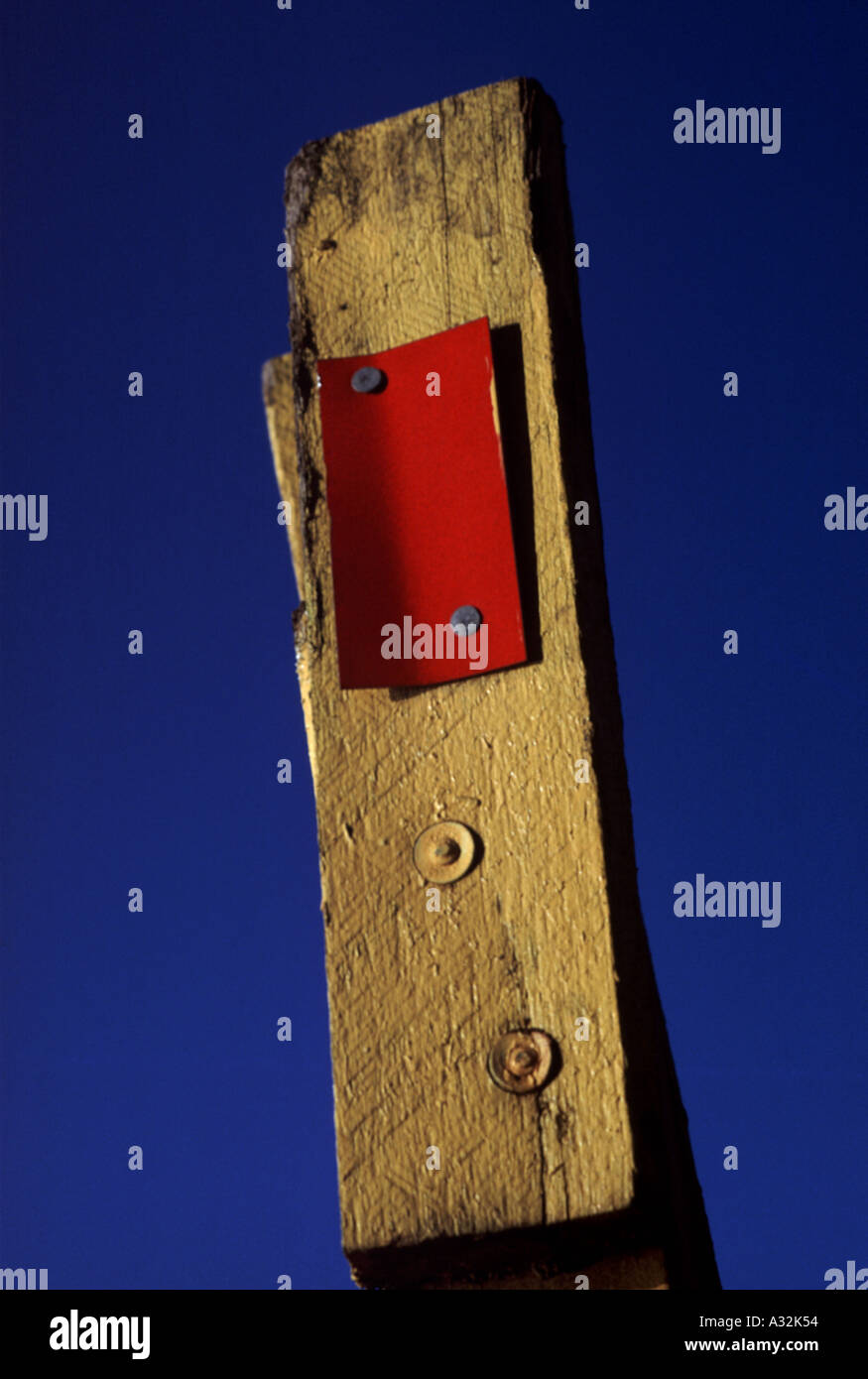 A YELLOW WRNING POLE ON THE SIDE OF THE ROAD BAPS110 Stock Photo - Alamy
