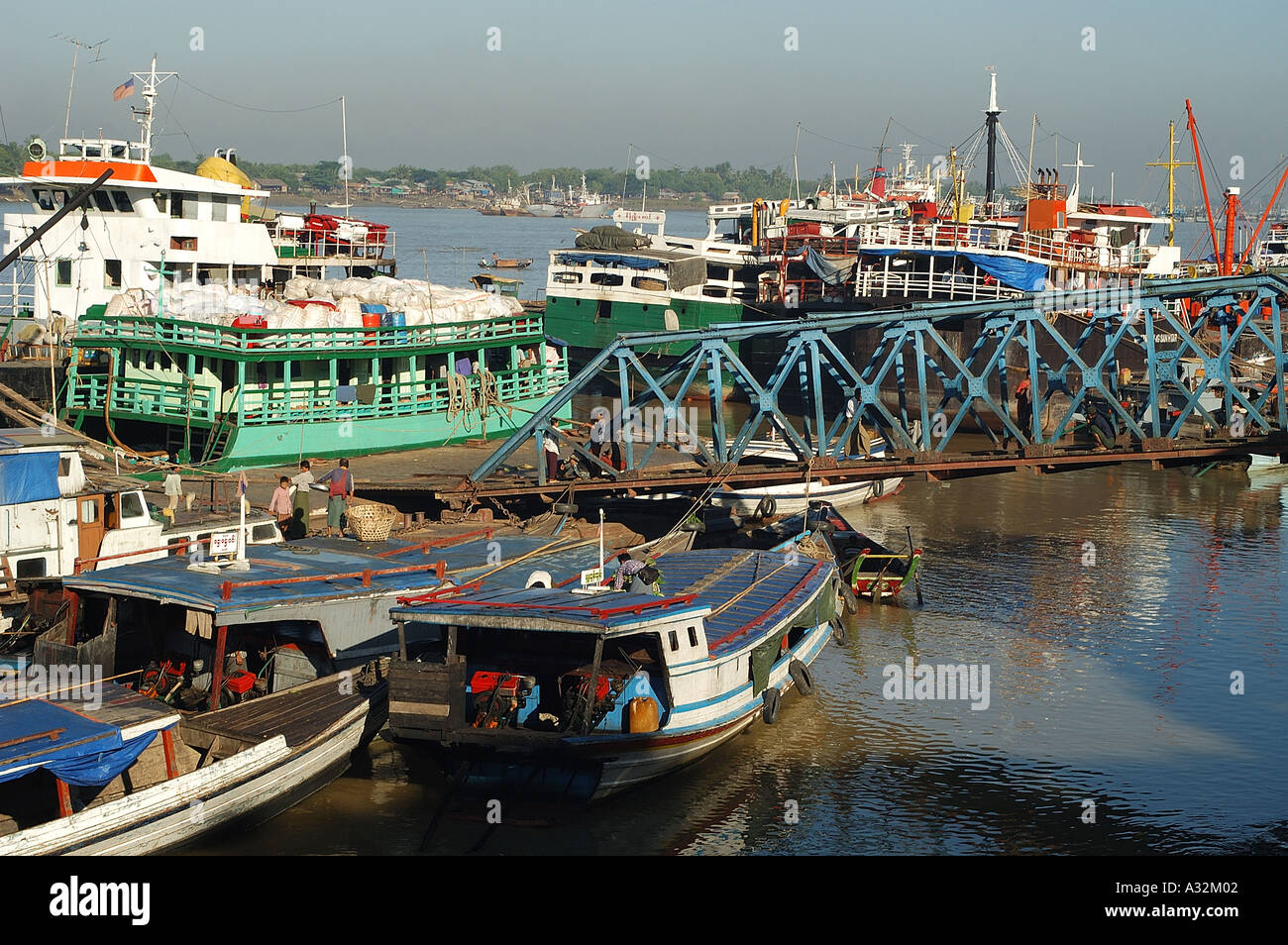 Burma boats myanmar boats hi-res stock photography and images - Alamy