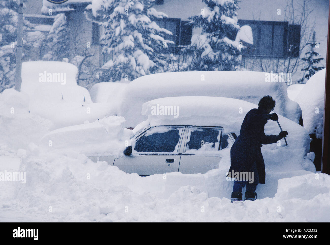 Digging car out of snow hi-res stock photography and images - Alamy