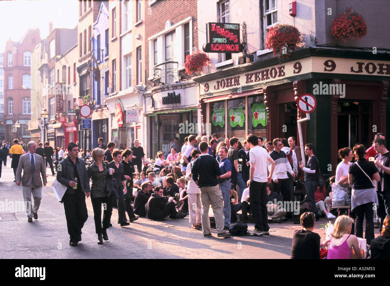 people drinks outside a busy pub dublin Stock Photo - Alamy