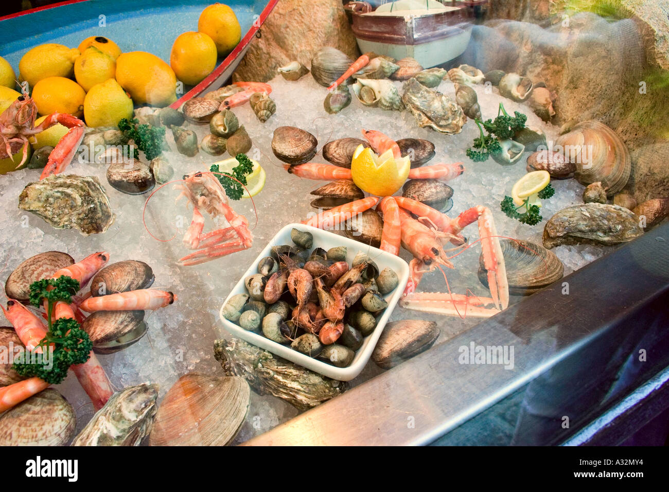 Seafood buffet oyster prawn hi-res stock photography and images - Alamy