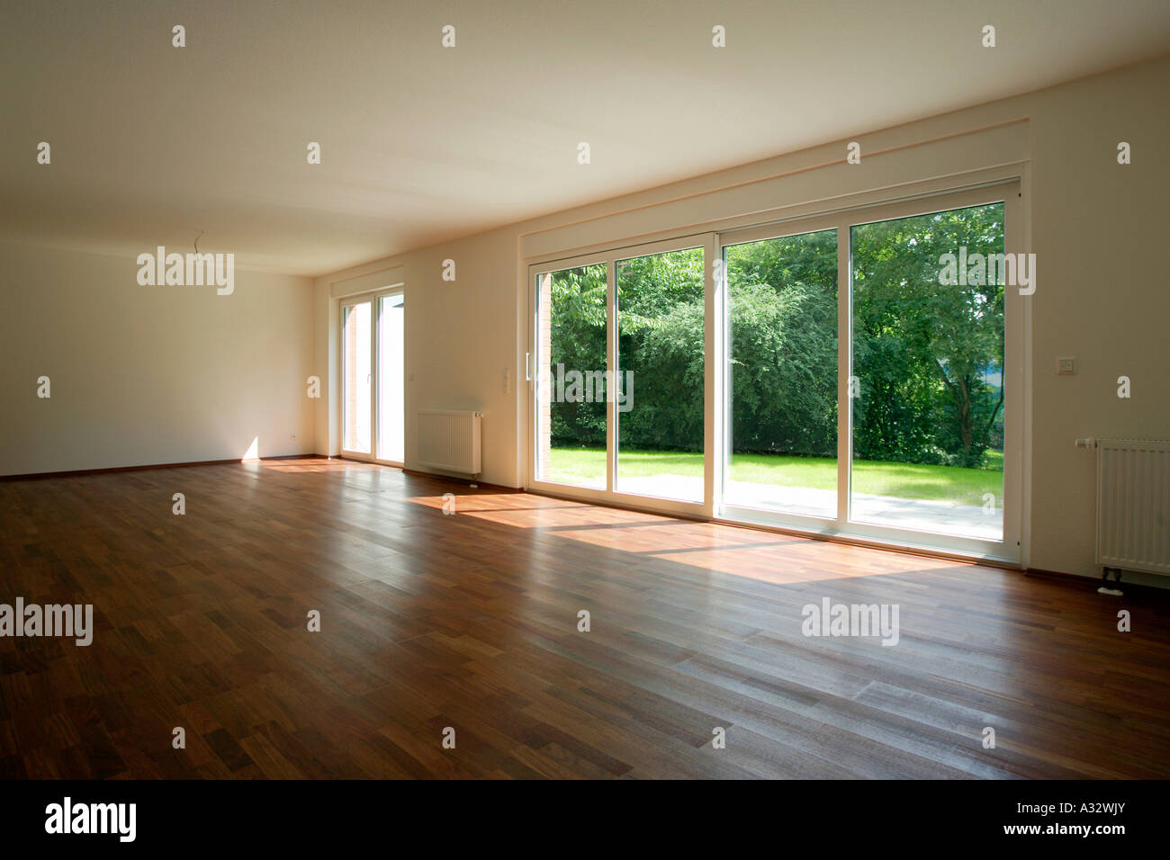 Empty living room in a house Stock Photo - Alamy