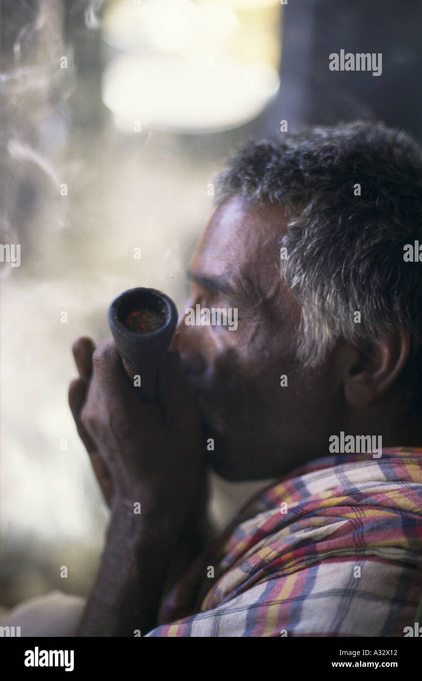 Man smoking hashish pakistan hi-res stock photography and images - Alamy