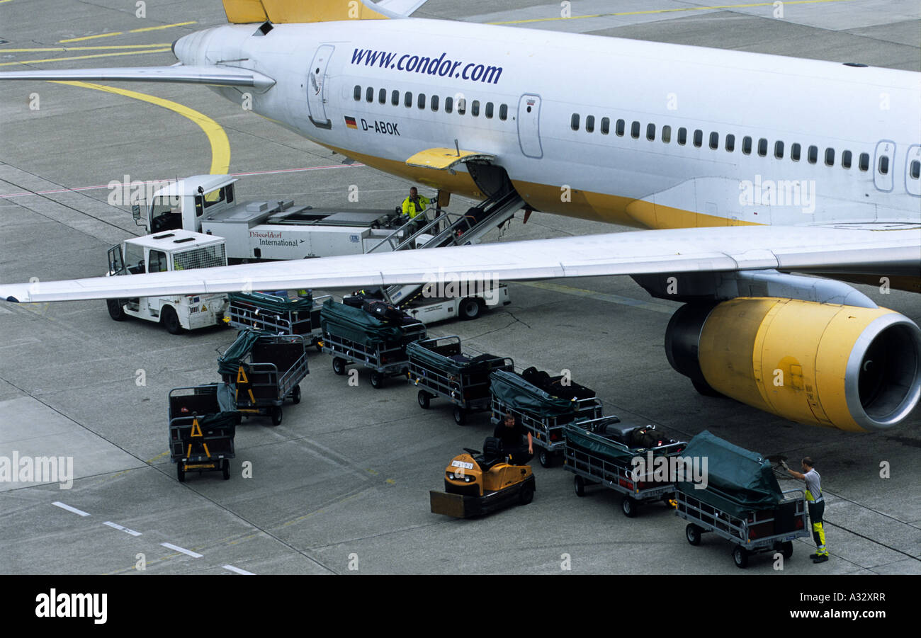 Aircraft baggage loading systems hi-res stock photography and images ...